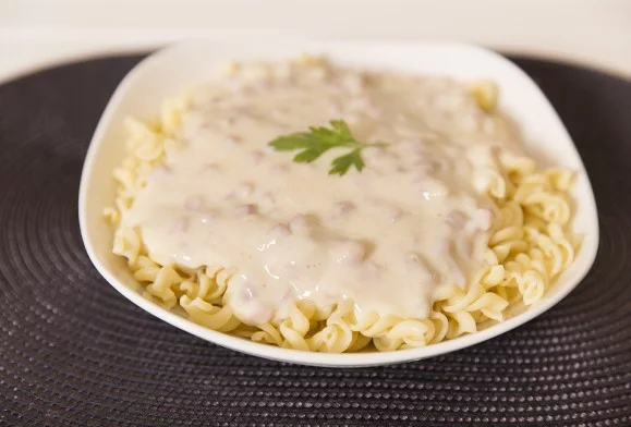 Macaroni met ham en kaassaus